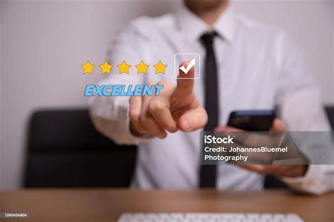 가상 터치 스크린에 웃는 얼굴 이모티콘을 누르는 사업가 개념에 대한 스톡 사진 및 기타 이미지 개념 개념과 주제 개선 Istock