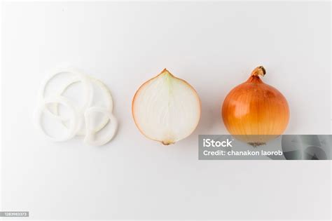 신선한 양파는 반쪽과 반지를 슬라이스 건강한 채소와 음식 흰색 테이블 배경에 넣어 원시 양파 양파에 대한 스톡 사진 및 기타 이미지 Istock