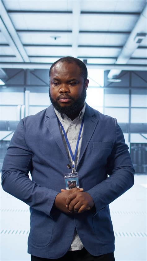 Vertical Técnico Caminando Entre Servidor Filas En Datos Centro Haciendo Anual Infraestructura