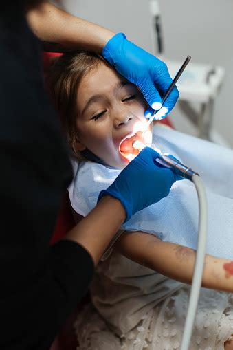 치과 의사 사무실에서 치아를 체크 아웃 하는 어린 아이 소녀 3 명에 대한 스톡 사진 및 기타 이미지 3 명 4 5세 거절 Istock