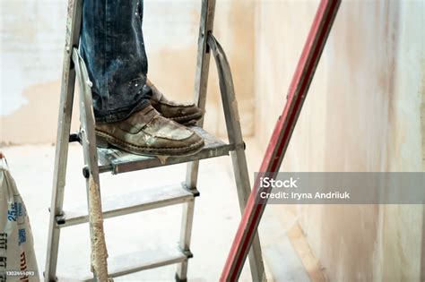 벽 석고 도구 와 수동 노동자 는 집을 개조 석고는 수레와 석고실내 벽과 천장을 개조합니다 행복한 노동자 남자 만들기 벽 에 이 방 로 손 주걱 개선에 대한 스톡 사진 및