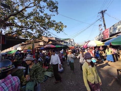 ဝါးခယ်မမြို့နယ်တွင်ပြည်သူများပုံမှန်သွားလာရောင်း၀ယ်လျက်ရှိ