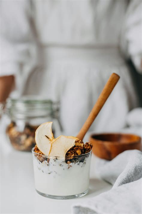 실내 건강 건강한 건강한 식단 건강한 식생활 건강한 아침 식사 계피 귀리 균형 잡힌 식단 그래놀라 깨끗한 음식 나무 나무 그릇 나무 숟가락