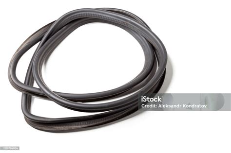 흰색 배경에 검은 차에 고무 산업 문 씰 공기의 단열 중에 교체 기계 및 부품의 기술 적 조건의 유지 보수를위한 합성 재료 고무에 대한 스톡 사진 및 기타 이미지 Istock