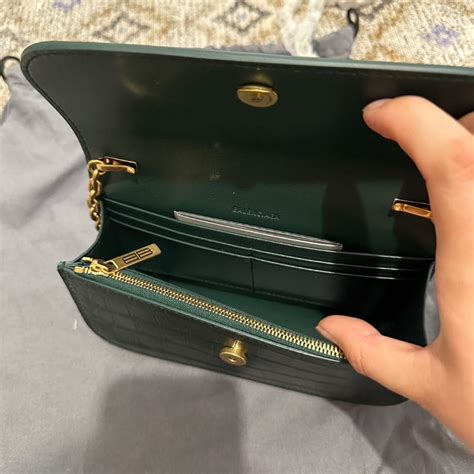 【預購】balenciaga 巴黎世家 Gossip Xs 經典鱷魚紋牛皮翻蓋斜背錢包鍊帶包 Woc 金扣墨綠色｜popchill 拍拍圈