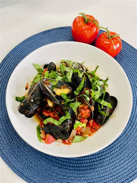 Pei Mussels With Fire Roasted Tomato And Basil Sauce The Social Shell
