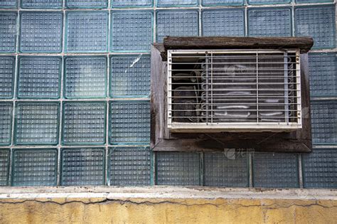 房子墙上的旧空调