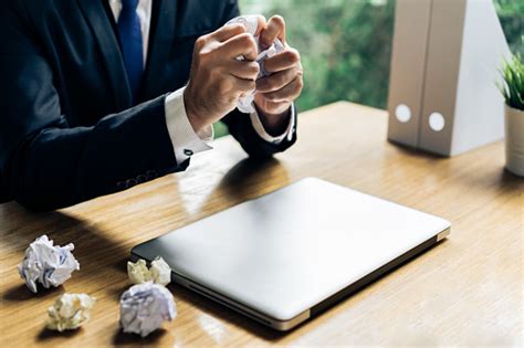 사업 실패 프로젝트 계획 마감 심각한 감정 및 우울증 또는 사무실 룸 작업 테이블에 서류 보고서 마감 감정에 대한 스톡 사진 및 기타 이미지 Istock