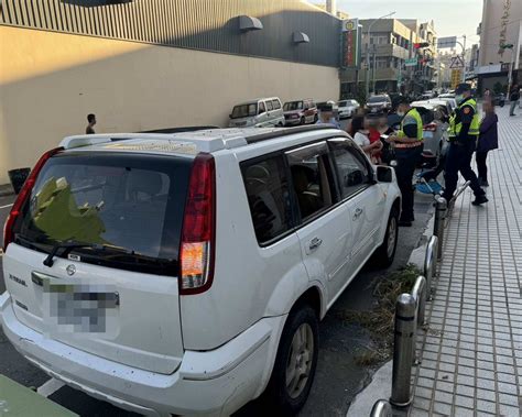 男童誤觸車內開關被鎖車內 消防員破窗救援