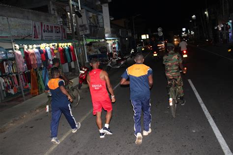 මෙරට හමුදා නිලධාරියෙක් වාර්තාවක් තබන්න යයි Video Photos ගගන