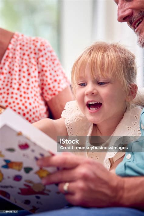 함께 집 독서 책에서 손녀와 함께 소파에 앉아 조부모의 가까이 2 3 살에 대한 스톡 사진 및 기타 이미지 2 3 살 3 명 60 64세 Istock