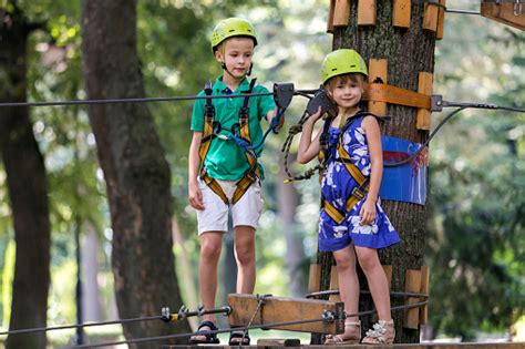 로프 길에 등반 활동에서 보호 하네스와 안전 헬멧에 두 아이 소년과 소녀 거리에 대한 스톡 사진 및 기타 이미지 거리 균형 기술 Istock