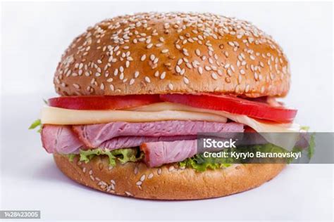 참깨 롤빵 토마토 양상추 햄 치즈를 흰색 배경에 곁들인 햄버거 수평 방향 갈색에 대한 스톡 사진 및 기타 이미지 갈색 겨자 고기 Istock