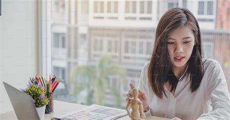 사무실에서 노트북과 컴퓨터로 작업하는 젊은 여성 그래픽 디자이너 사진 Unsplash의 휴식 이미지