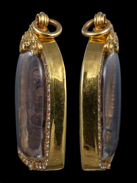 เหรียญนั่งพานหลวงปู่ทิม วัดละหารไร่ จ ระยอง พร้อมเลี่ยมทอง