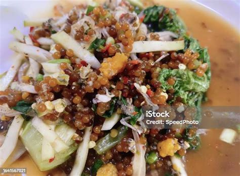 브로콜리와 다른 야채를 곁들인 음식 접시 테이블 위의 접시에 야채와 견과류를 곁들인 콘소미드 사진 0명에 대한 스톡 사진 및 기타 이미지 Istock