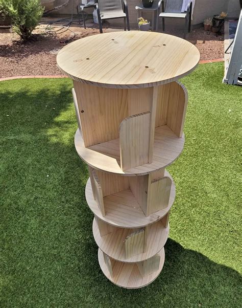 Holzregal Auf Grüner Wiese Spinning Bookshelf Diy Revolving