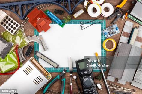 모델 철도 레이아웃의 건설 모델 기차역 교량이있는 작업 대는 복사 공간 조경 도구를 추적합니다 취미 레저 스케일 모델링 개념