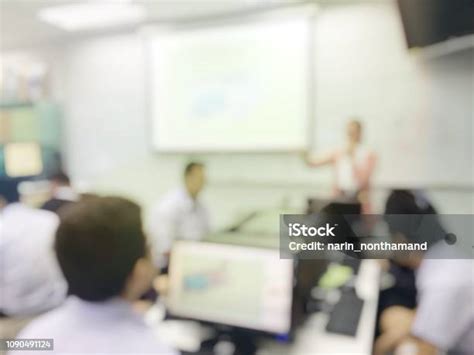 학생의 그룹의 흐린된 이미지 학습 하 고 연구 및 중 등 학교에서 컴퓨터 룸에서 워크샵에 대 한 교실에서 함께 컴퓨터 무릎을