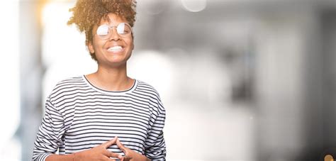 아름 다운 젊은 아프리카계 미국인 여자에 안경을 함께 배경 손 격리 하 고 손가락이 편안 하 고 밝은 미소 성공이 고 낙관적