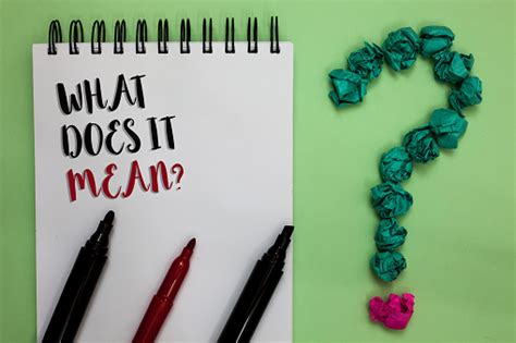 개념적 손으로 글을 보여주는 무슨 뜻 질문 비즈니스 사진 보여주는 내게 뭔가 텍스트 터치 녹색 종이 Lob 물음표와 정의 스티커