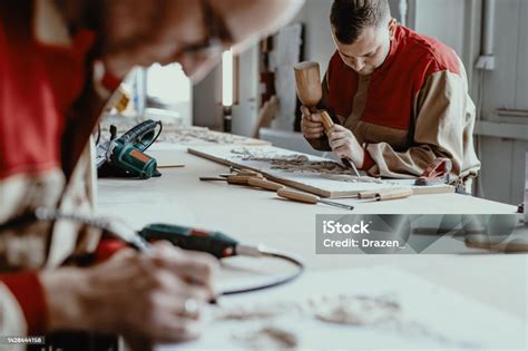 나무 조각 및 엠보싱 공장에서의 창조적 인 작업에 대한 팀워크 목재 엠보싱 작업을 하는 공장의 직원 2명에 대한 스톡 사진 및 기타 이미지 Istock