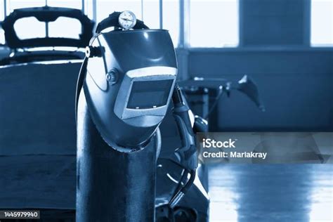 자동차 수리 스테이션에서 용접 장비 가스 탱크에 매달려 헬멧 아니 사람 용접 마스크에 대한 스톡 사진 및 기타 이미지 용접