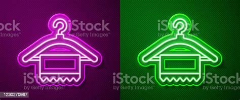 보라색과 녹색 배경에 고립 빛나는 네온 라인 옷걸이 옷장 아이콘입니다 깨끗한 수건 기호입니다 은폐실 아이콘입니다 옷 서비스 기호입니다 세탁 걸이 벡터 일러스트레이션 0명에