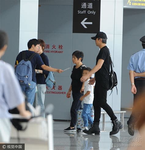 邓超夫妇携儿女出行 孙俪表情严肃霸气外露 搜狐大视野 搜狐新闻