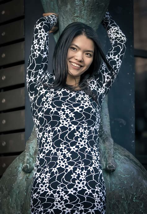 무료 사진 아시아 예쁜 소녀 화려한 십 대 흑인과 백인 드레스 젊은 여자 포즈 사진 모델 세로