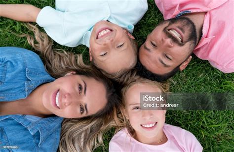 모든 카메라 미소 보고 잔디에 누워 공원에서 아름 다운 가족의 초상화 30 39세에 대한 스톡 사진 및 기타 이미지 30 39세 8 9 살 가족 Istock