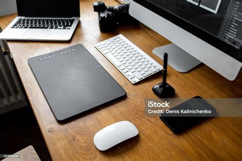 위에서 창조적 인 전문 디자이너의 책상 나무 테이블에 필수적인 요소가있는 디자이너 작업 공간 상단 보기 0명에 대한 스톡 사진 및 기타 이미지 Istock
