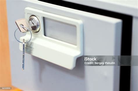 열쇠가 잠겨 있는 열린 회색 문서 상자입니다 개인 파일이 클로즈업된 셀 서랍을 엽니다 강철에 대한 스톡 사진 및 기타 이미지 강철 개념 게이트 Istock