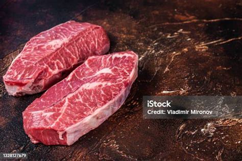 정육점에 있는 생 톱 블레이드 또는 플랫 철 쇠고기 고기 스테이크 어두운 배경 맨 위 보기 복사 공간 구이에 대한 스톡 사진 및