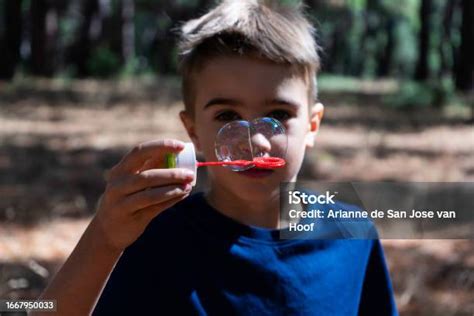 하위 게임하기 비누로 비눗방울 6 7 살에 대한 스톡 사진 및 기타 이미지 6 7 살 귀여운 기포 Istock