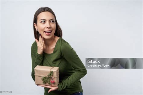 전나무 의 가지와 공예 종이에 싸여 선물 상자를 들고 행복한 소녀 12월에 대한 스톡 사진 및 기타 이미지 12월 가문비나무 갈색 Istock