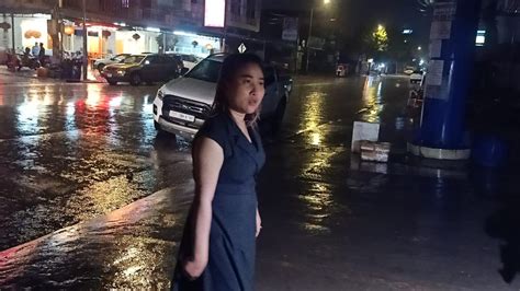 នារីម្នាក់ដេញចាប់យកទូរស័ព្ទអ្នកសារព័ត៌មានក្រោយពេលចុះថតរូបគ្រោះថ្នាក់ចរាចរណ៍រថយន្ត២គ្រឿងបុកគ្នា