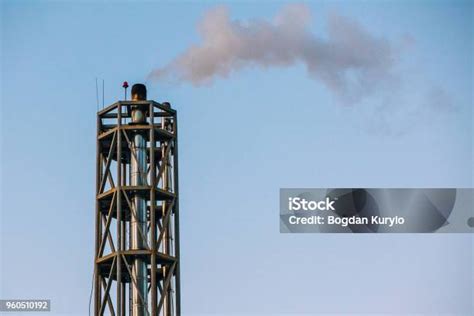 대기 공기 오염 산업 연기에서 일몰 하늘 배경 연기 파이프 공장 도시 대기오염의 환경 문제입니다 증기 및 연기 배출 0명에 대한