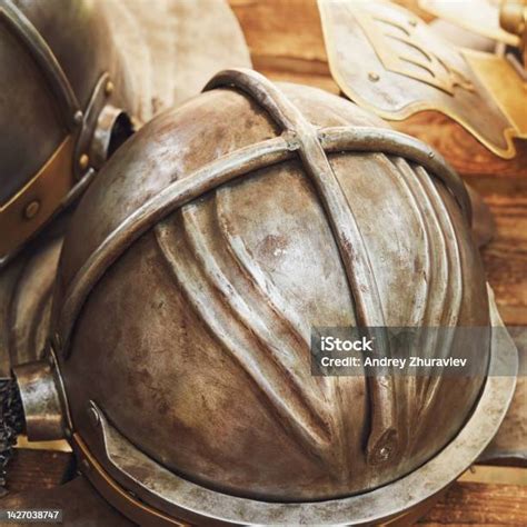 고대 로마 빈티지 군인 헬멧 전투에서 머리를 보호하기위한 갑옷 로마 제국 전쟁 중 군사 사건의 재건 금속에 대한 스톡 사진 및 기타 이미지 Istock