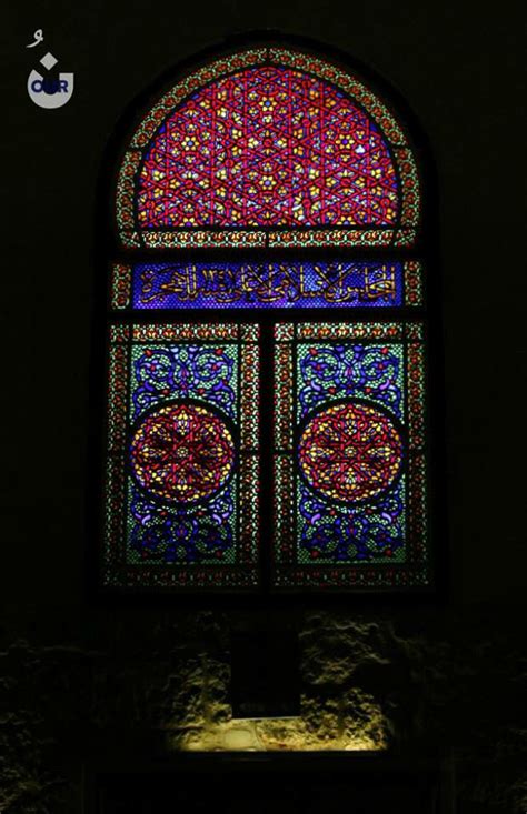 نافذة زجاجية كبيرة في قلب مبنى بكتابة عربية