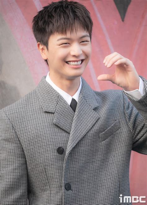 [포토] 육성재 금수저 알파카 요원 포스