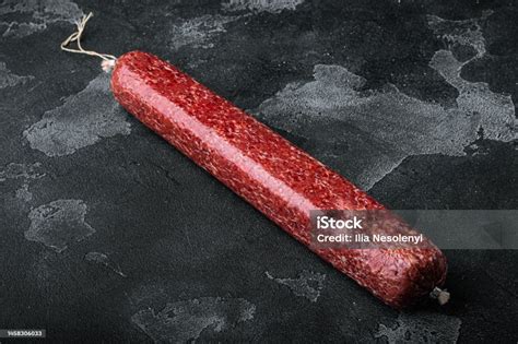 살라미 훈제 소시지 검은 어두운 돌 배경 텍스트 복사 공간 0명에 대한 스톡 사진 및 기타 이미지 0명 건조 식품 검은색 Istock