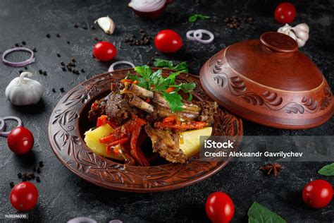 전통적인 카자흐스탄 요리 Kuirdak 부산물의 향기로운 로스트 항아리에 양파와 야채를 듬뿍 넣은 양고기 건강한 식생활에 대한 스톡 사진 및 기타 이미지 Istock