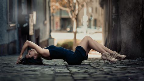 3840x2160 Women Outdoor Lying On Back 4k Hd 4k Wallpapersimagesbackgroundsphotos And Pictures