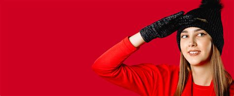 배너 긴 형식 겨울 모자를 쓰고 장갑을 끼고 고립된 빨간 배경을 입은 어린 소녀는 웃고 바라본다 겨울에 대한 스톡 사진 및 기타 이미지 Istock