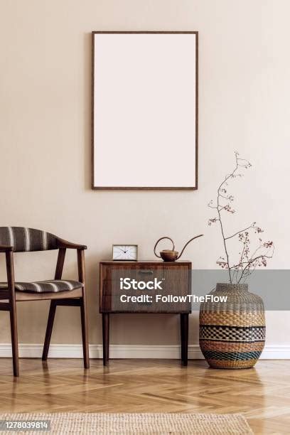 브라운 모의 포스터 프레임 디자인 복고풍 Commode 의자 꽃과 우아한 액세서리와 에노 바구니와 거실 인테리어의 현대적인 구성 템플릿 세련된 홈 스테이징 일본디 0명에