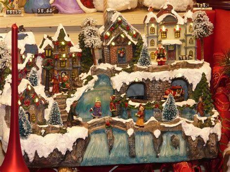 χριστουγεννιατικα στολιδια και στολισμοι βιτρινων Μοναχο Travelstories