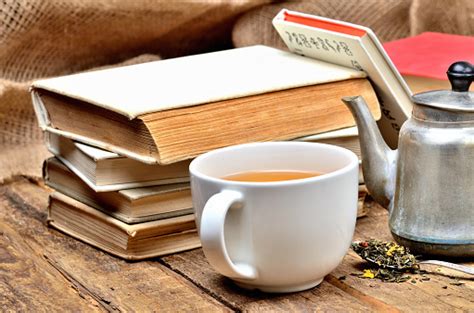 오래 된 책 홍차 오래 된 주전자와 차 숟가락 풀어 스택과 빨강 배경에서 예약 0명에 대한 스톡 사진 및 기타 이미지 0명 고대의 골동품 Istock