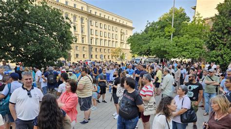 Два протеста пред президентството с искане за импийчмънт и срещу еврото Общество Новини Бг