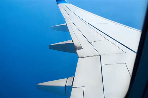 착륙 비행기에서 창 밖으로 볼 수 있습니다 열대 섬 터키 상공의 구름 위를 비행하는 비행기의 날개 하늘의 구름 위를 날고 있는 비행기의 날개 공중 뷰에 대한 스톡 사진 및